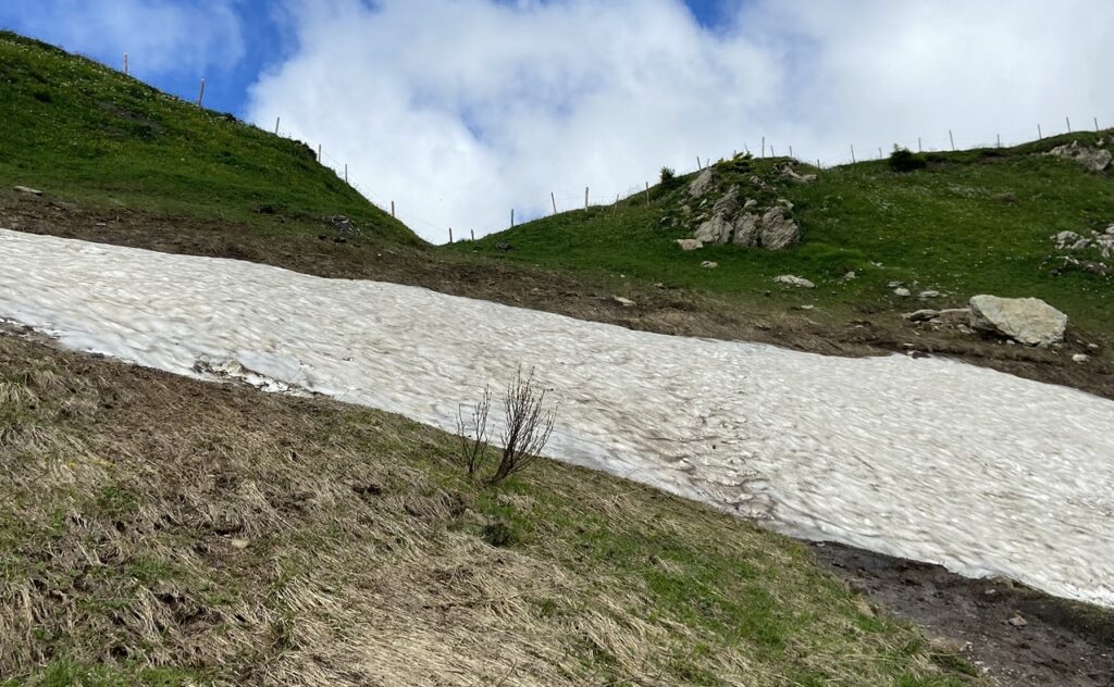 Comment traverser un névé sans danger